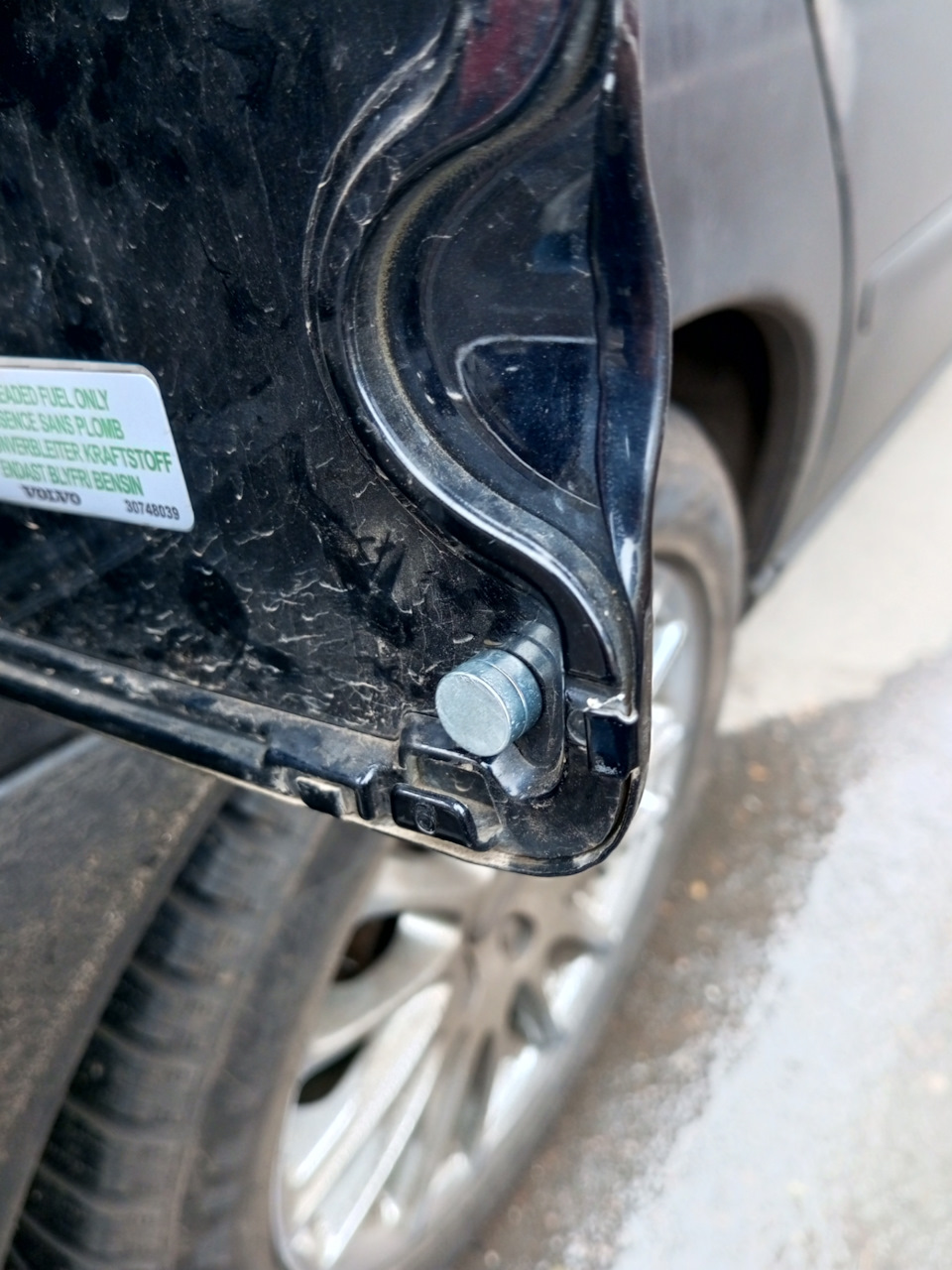 Лайфхак с крышкой бензобака — Volvo S60 (1G), 2,4 л, 2007 года | своими ...