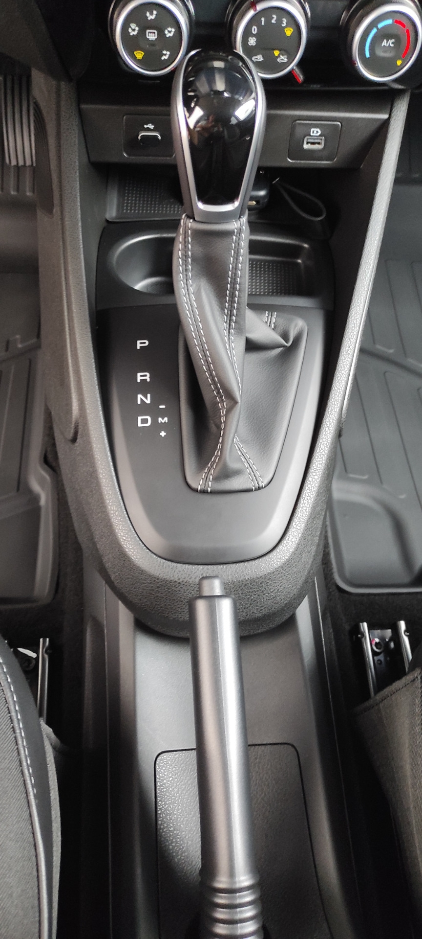 Накладка облицовки туннеля пола в матовом цвете — Lada Vesta SW (NG), 1,8 л, 2024 года ...