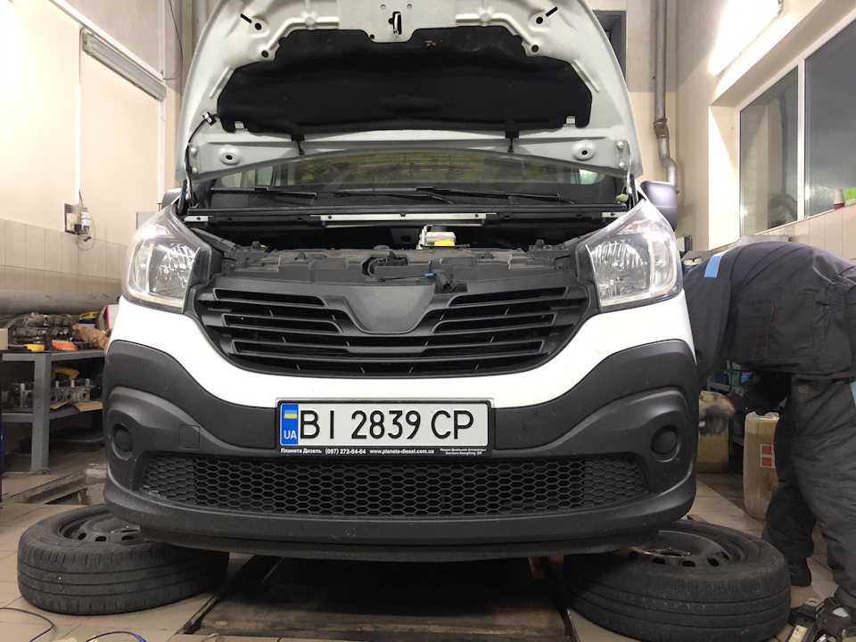 Замена передних амортизаторов и тормозных колодок — Renault Trafic (3G ...