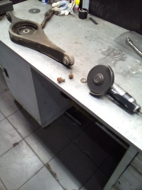 Замена задних сайлентблоков нижних рычагов — Volvo S60 (2G), 2 л, 2013 ...