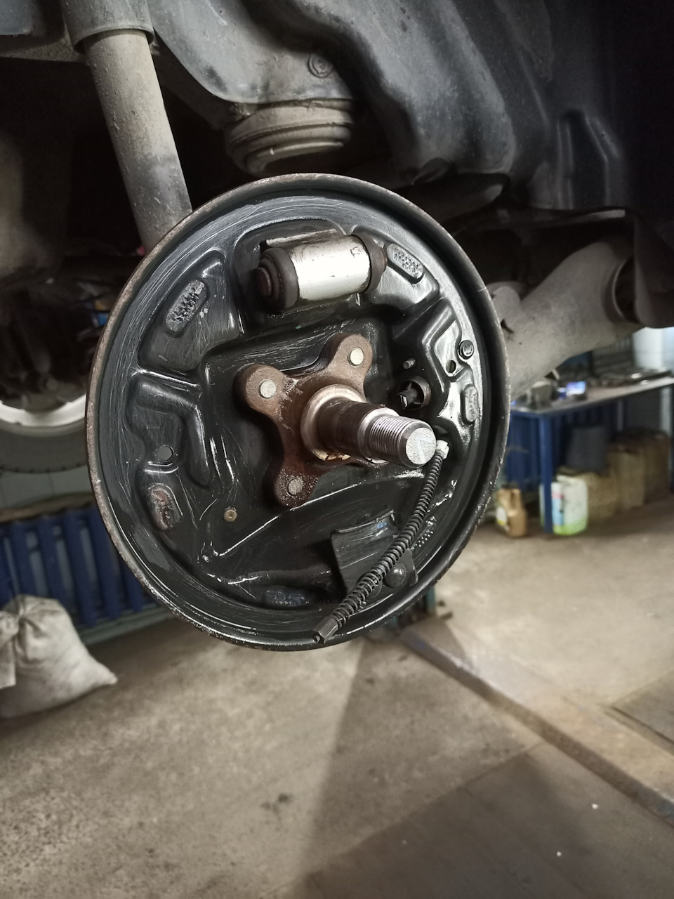 Замена оригинальных колодок тормозных барабанных задних Nissan Almera ...