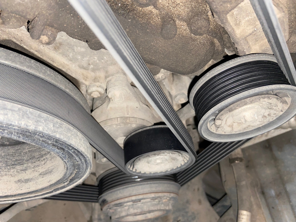 Замена паразитных роликов приводного ремня — Mercedes-Benz E-Class ...