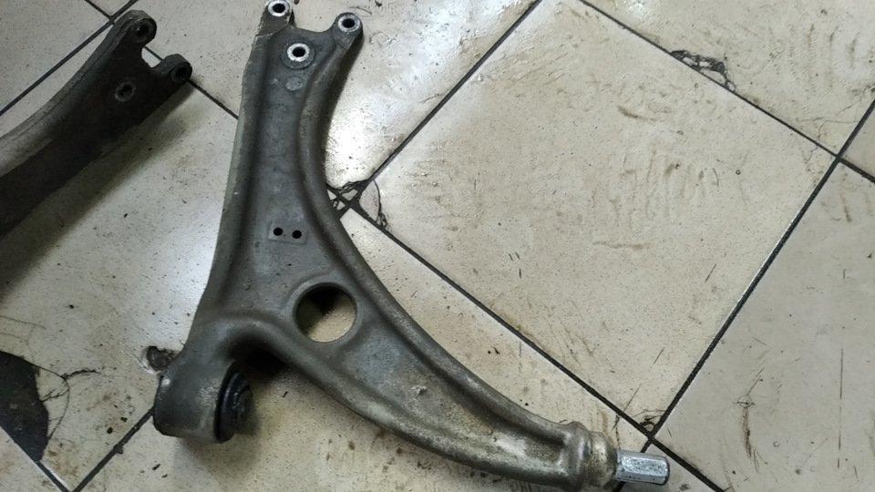 Мохнул сайлентблоки переднего рычага — Volkswagen Passat B6, 2 л, 2007 ...
