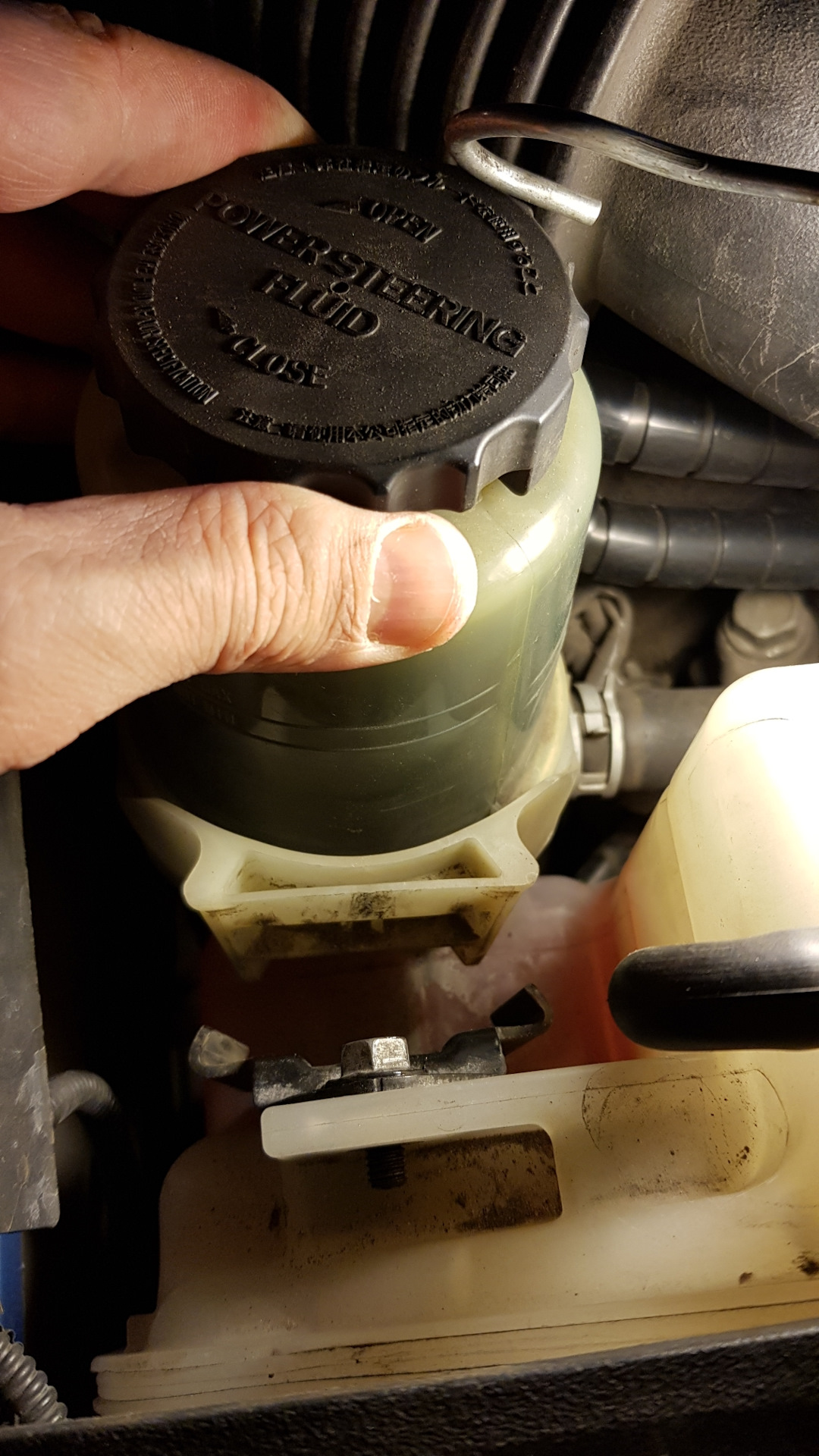 Замена жидкости ГУР — Toyota Land Cruiser 200, 4,5 л, 2010 года ...