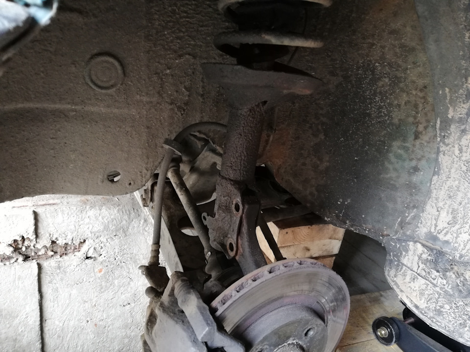 Замена передних амортизаторов и пружин — Volkswagen Passat Variant (B3 ...