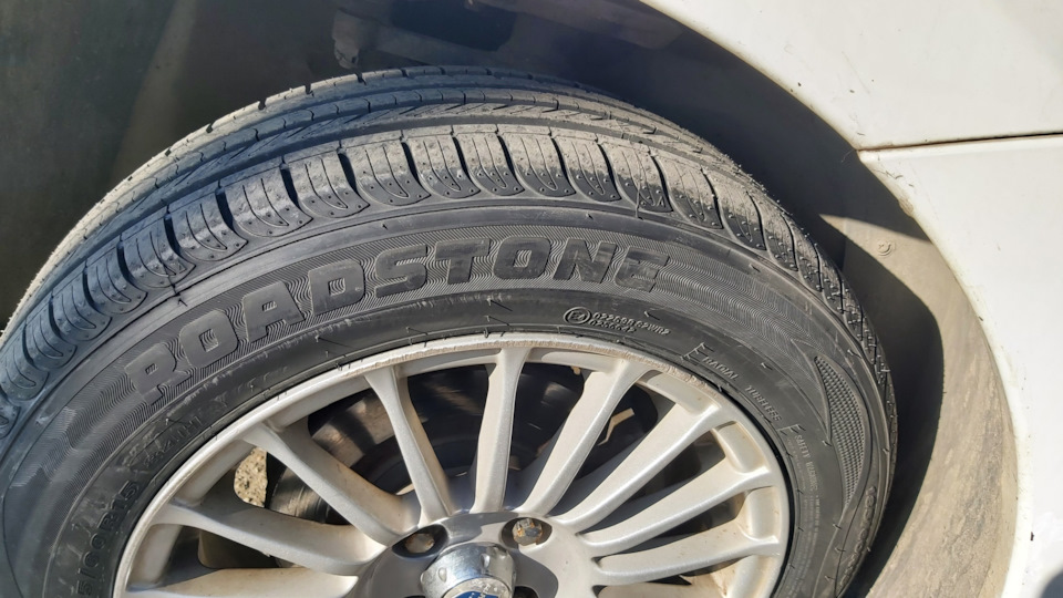 Летние шины Roadstone r15. — Lada Гранта, 1,6 л, 2018 года | шины | DRIVE2