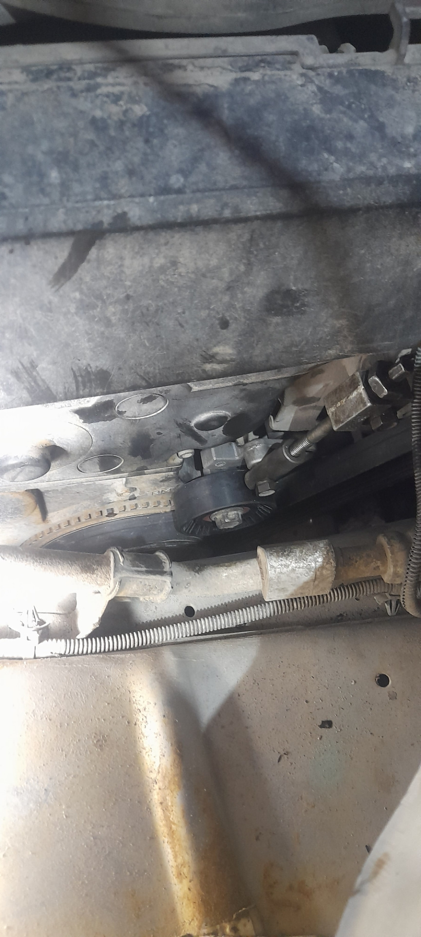 Кронштейн ремня гиниратора, и натяжительный ролик. — Lada Калина ...