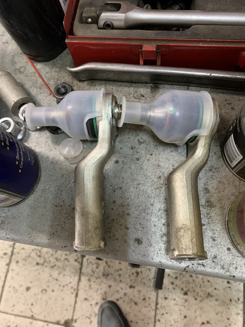 Замена рулевых тяг, передней ступицы и реактивной тяги опоры двигателя ...