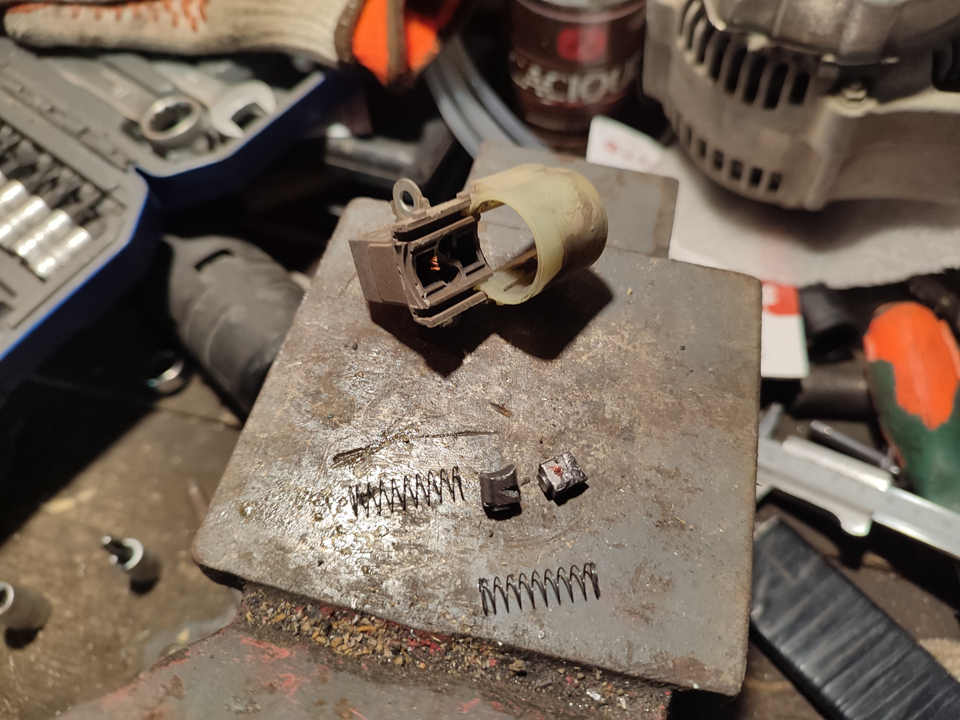 30. Щетки генератора — Chevrolet Cruze (Suzuki), 1,3 л, 2002 года ...