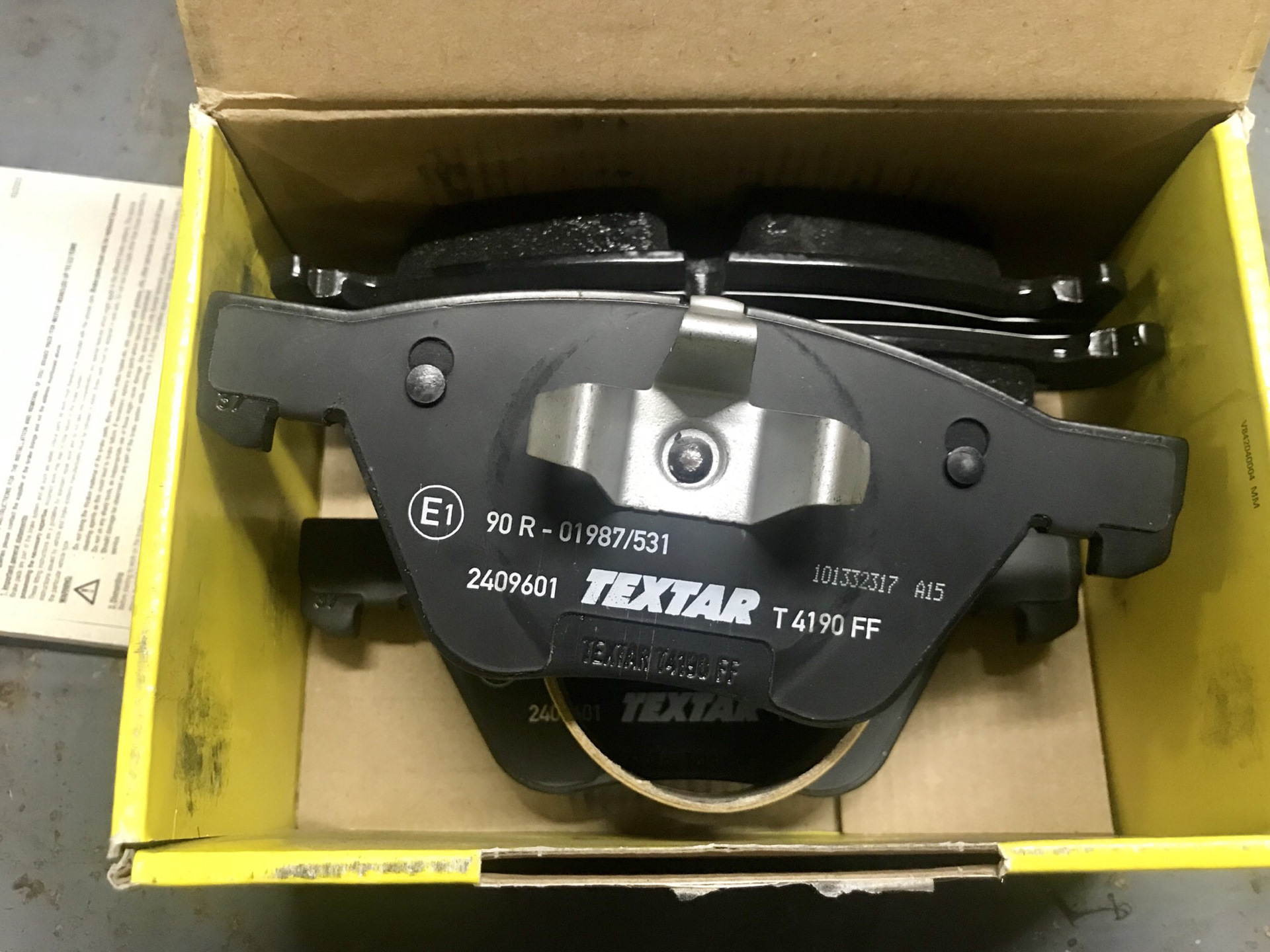 Замена передних колодок и дисков Textar — BMW 3 series (E90), 2 л ...