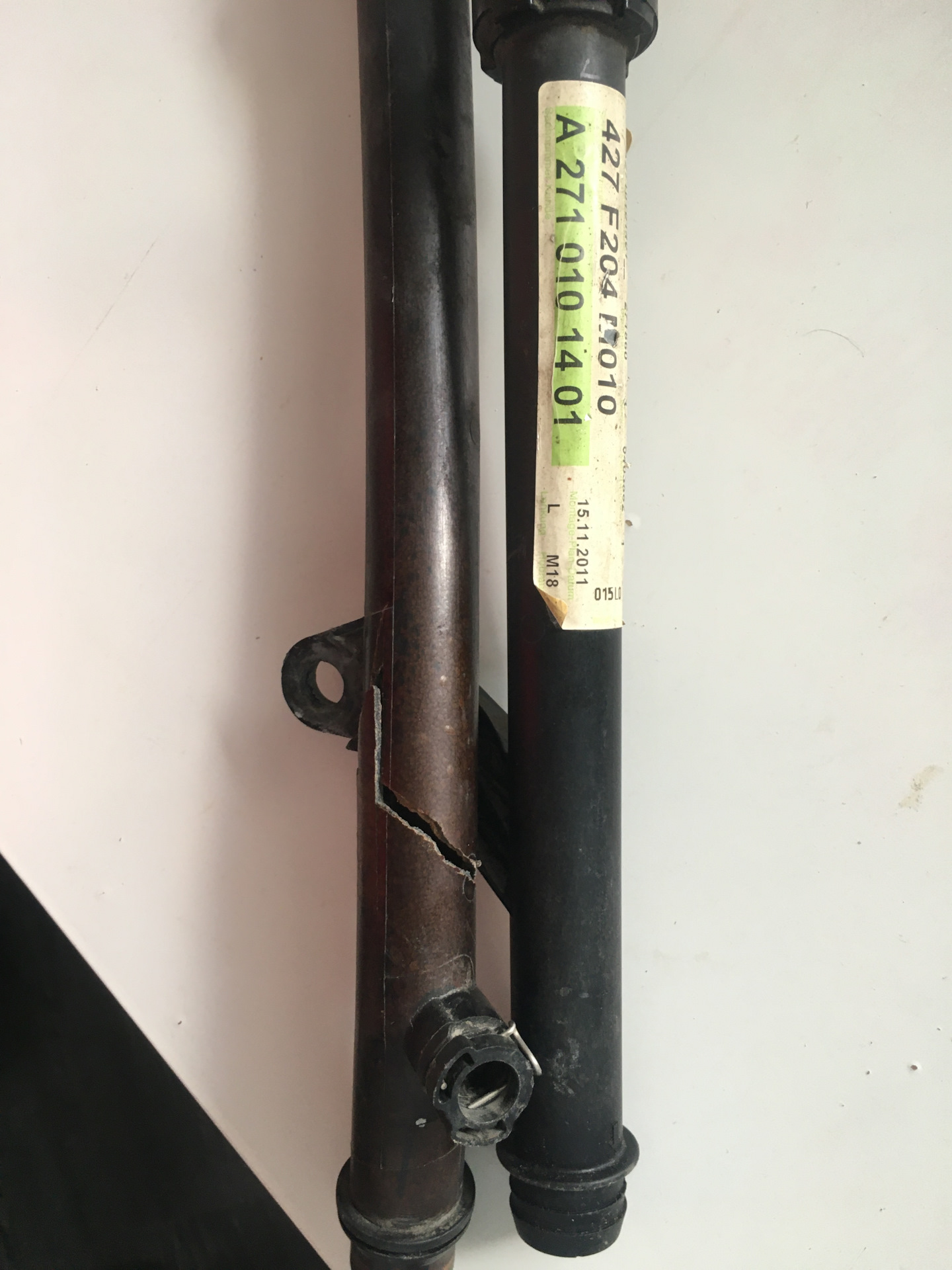 Трещина трубки охлаждения. — Mercedes-Benz C-class (W204), 1,8 л., 2011 ...