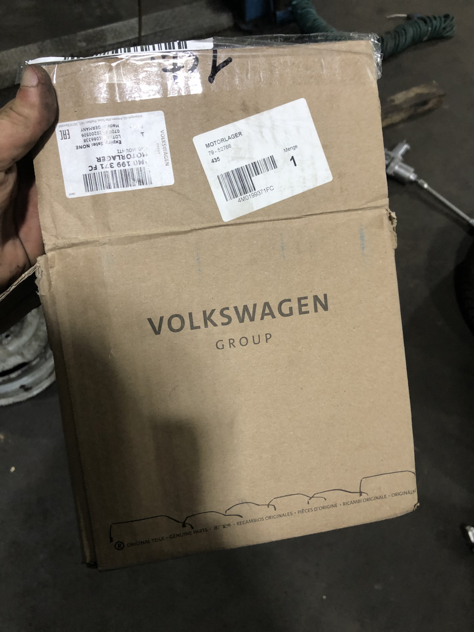 Замена подушки двигателя — Audi A4 (B9), 2 л, 2017 года | своими руками ...