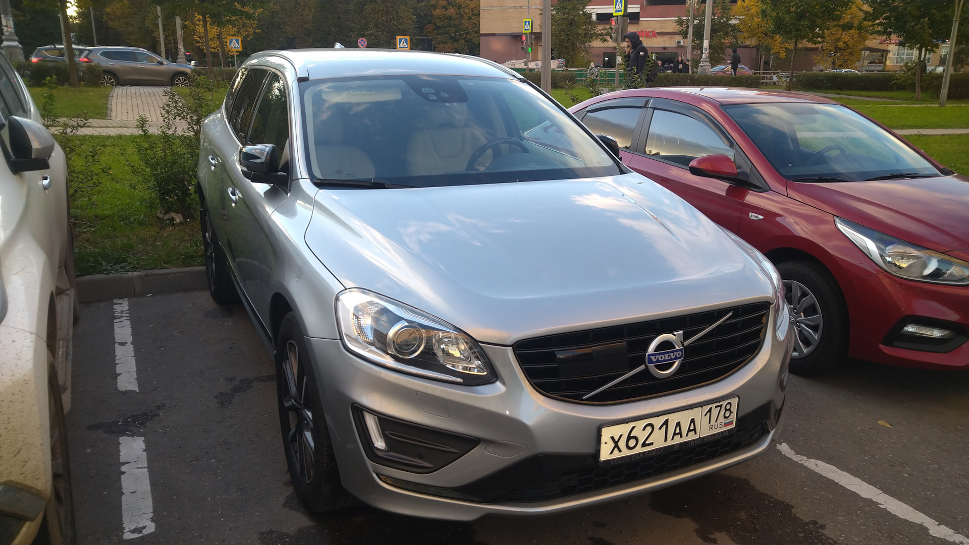 Решетка радиатора R-Design. — Volvo XC60 (1G), 2,4 л, 2017 года ...