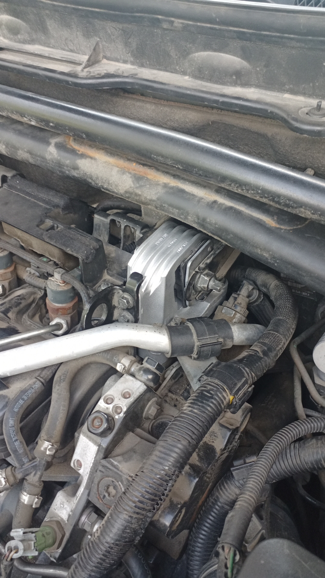 Замена верхней опоры двигателя. — Volvo XC90 (1G), 2,4 л, 2008 года ...