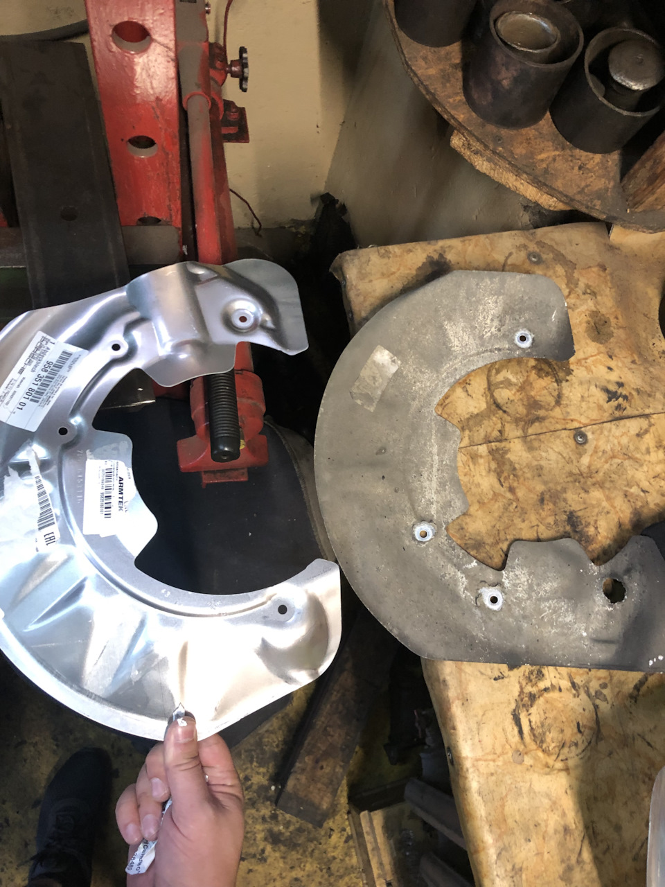 95835180101 Пыльник тормозного диска PORSCHE CAYENNE 2010- VAG ...