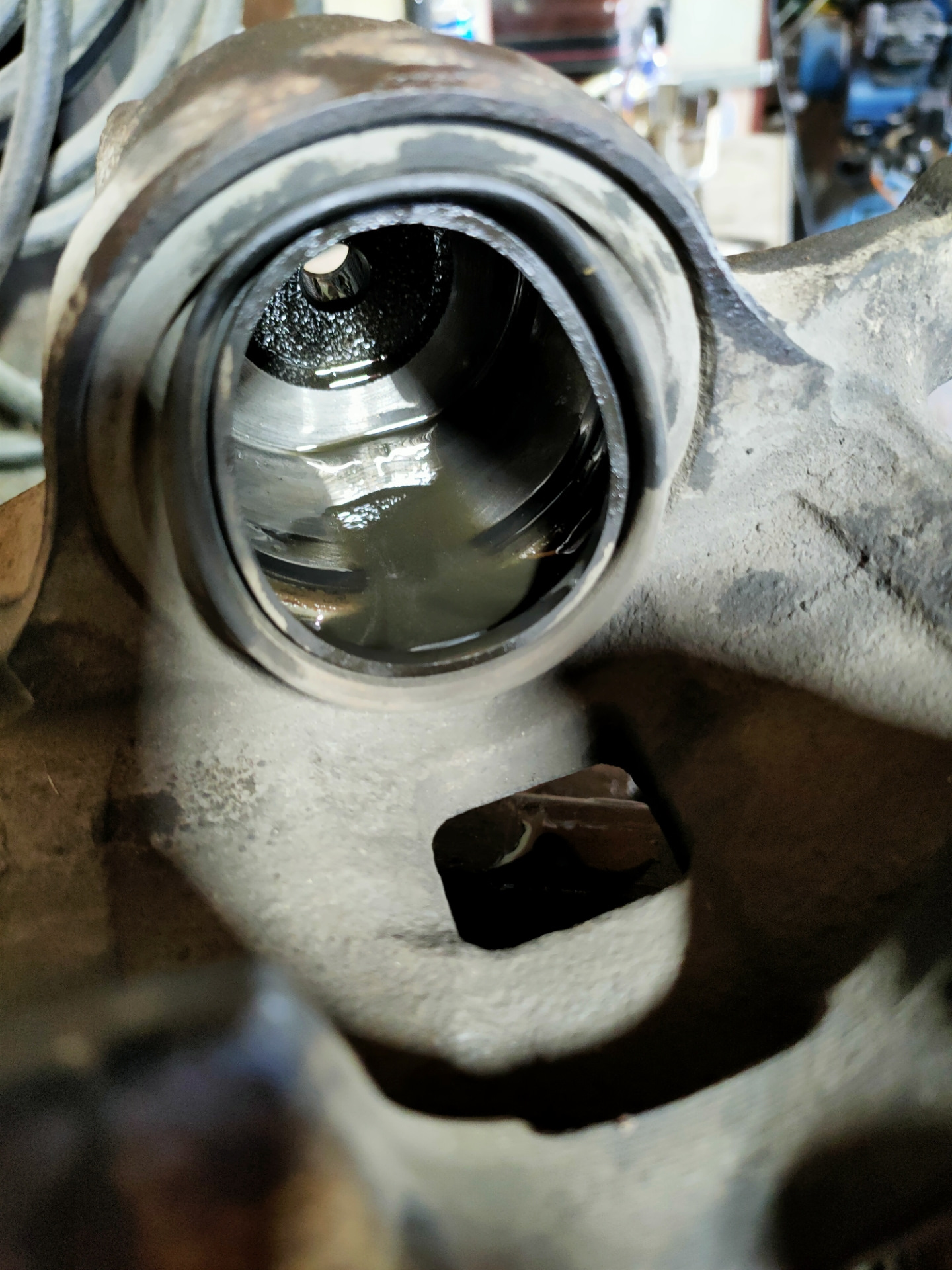 Замена передних тормозных колодок — Mitsubishi Outlander XL, 3 л, 2007 ...