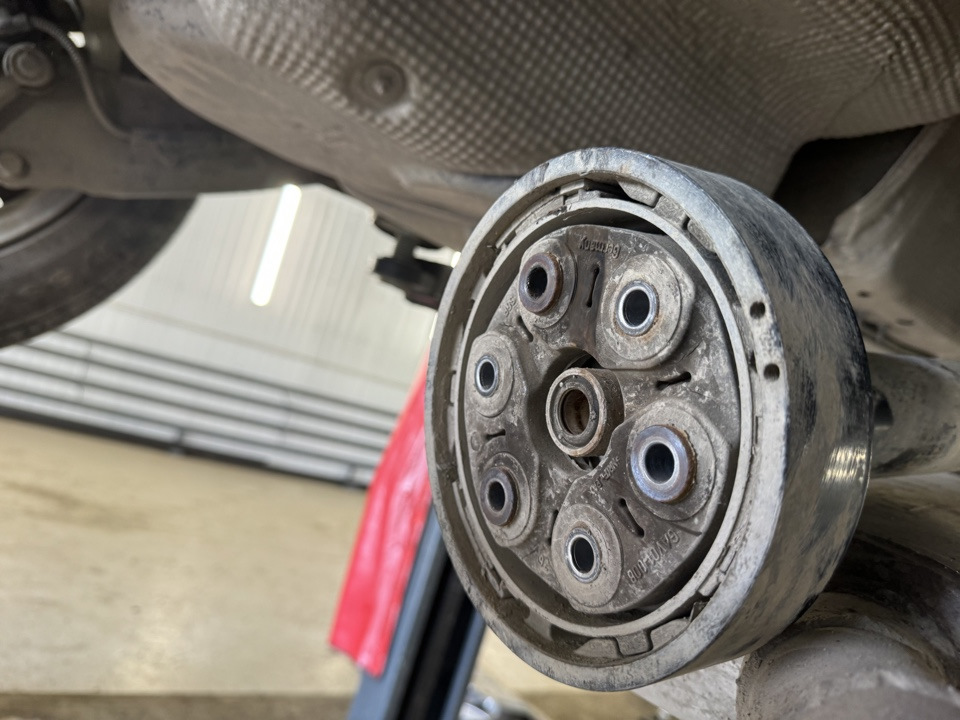 Замена эластичной муфты кардана — Volkswagen Tiguan (1G), 2 л, 2014 ...