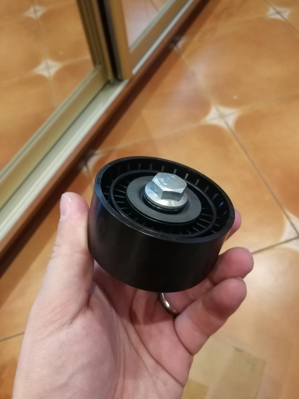 VKM35351 Паразитный / ведущий ролик, поликлиновой ремень SKF | Запчасти ...