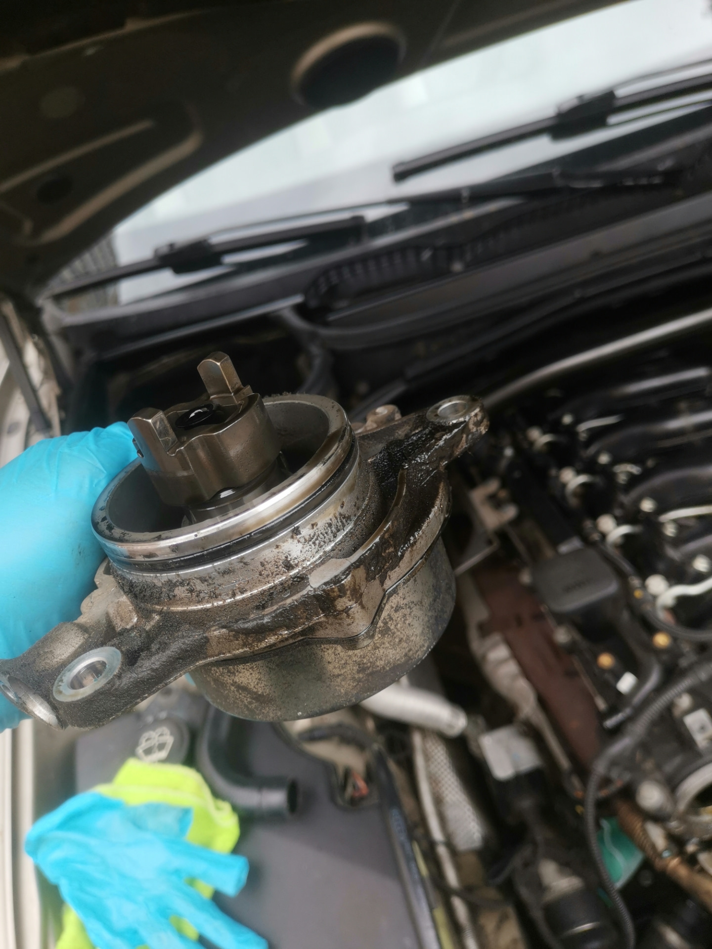Замена прокладки вакуумного насоса — BMW X3 (E83), 3 л, 2009 года ...