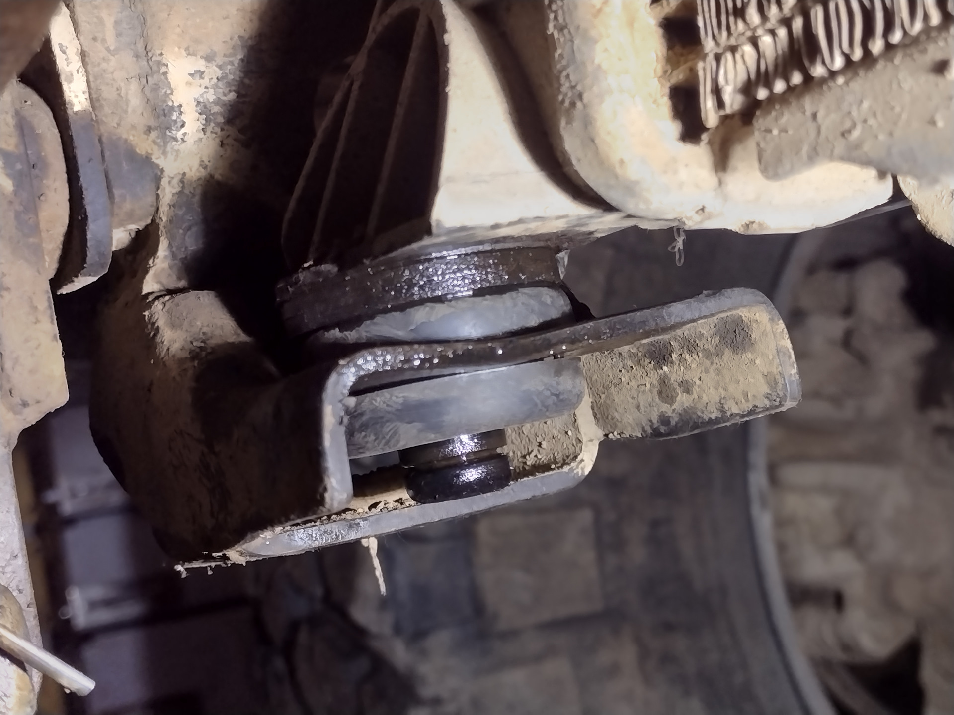 нижние подушки радиатора — замена — SsangYong Kyron, 2,7 л, 2006 года ...