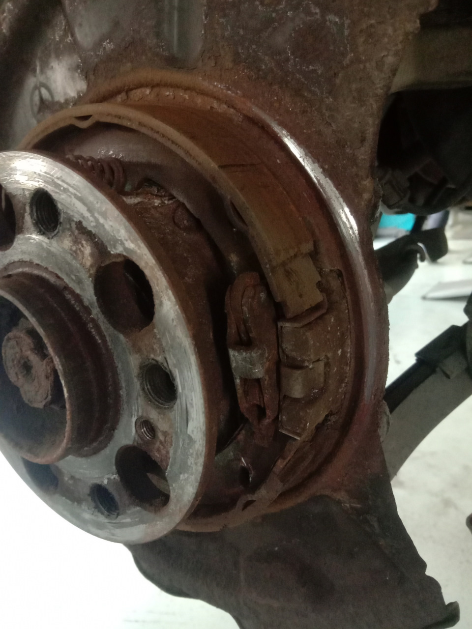 Замена тросов стояночного тормоза.Замена тормозных дисков и колодок ...