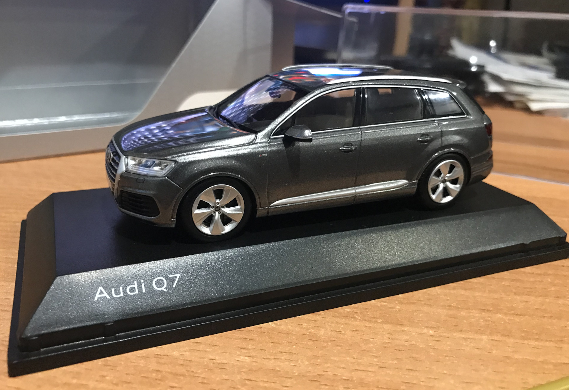 Моделька Audi Q7 (1:43) — Audi Q7 (2G), 3 л, 2018 года | просто так ...