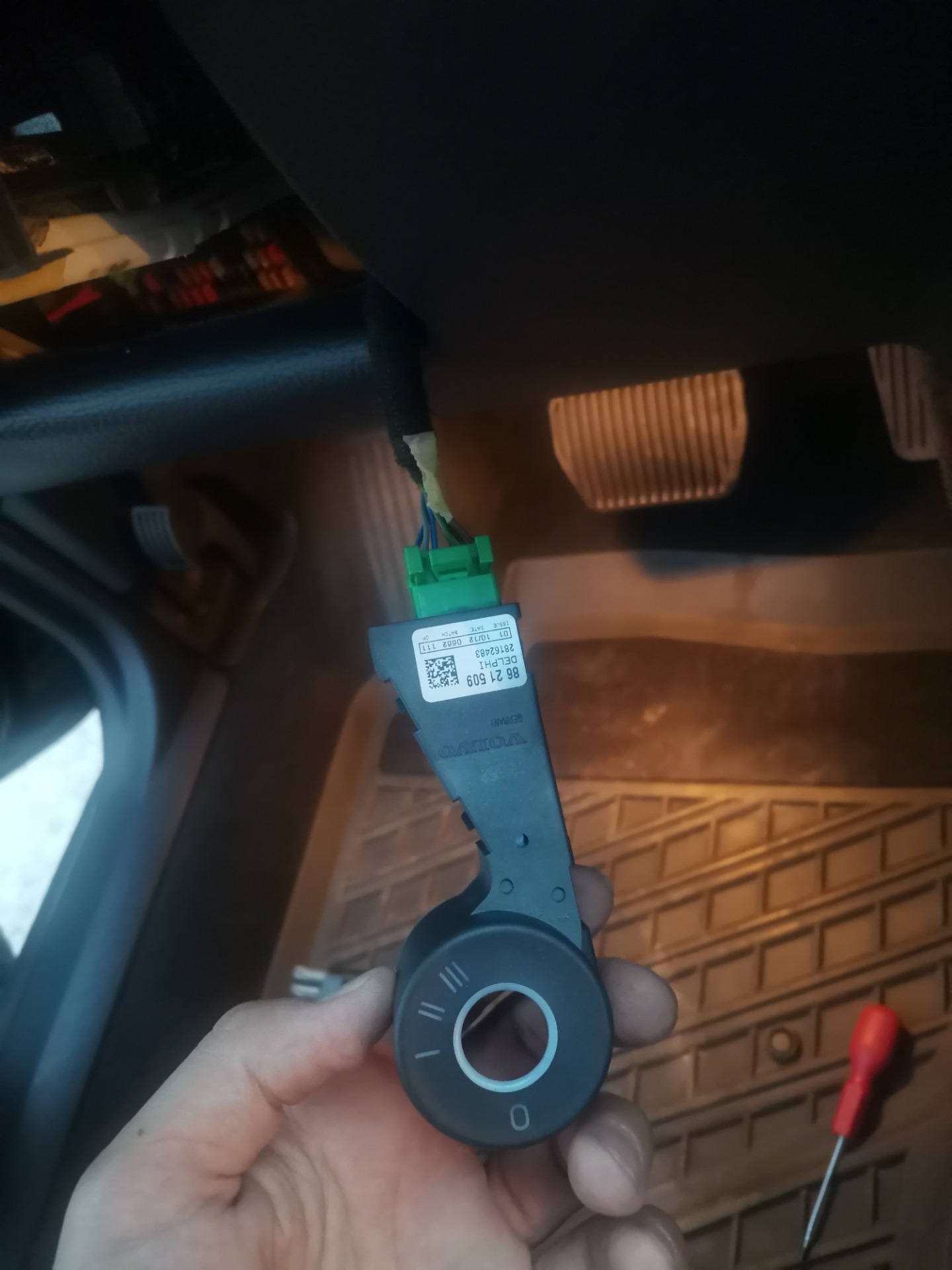 Замена лампочки замка зажигания — Volvo XC90 (1G), 2,5 л, 2012 года ...