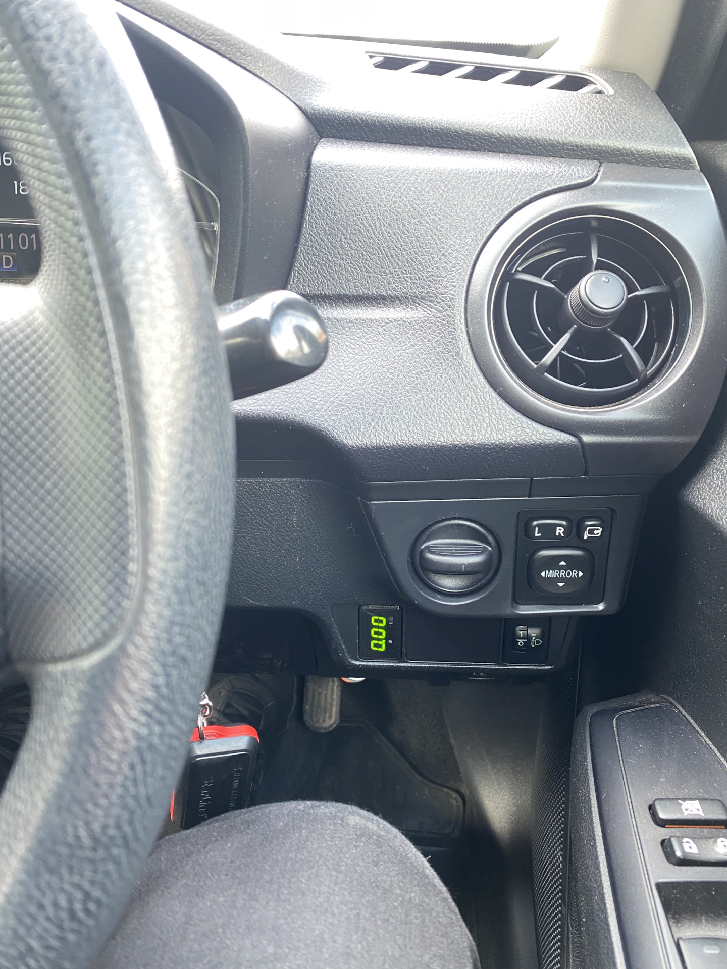 Кнопки в руль и регулятор батареи — Toyota Corolla Fielder Hybrid, 1,5 ...