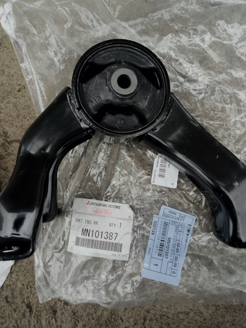 MN101387 подушкa двигателя Mitsubishi | Запчасти на DRIVE2