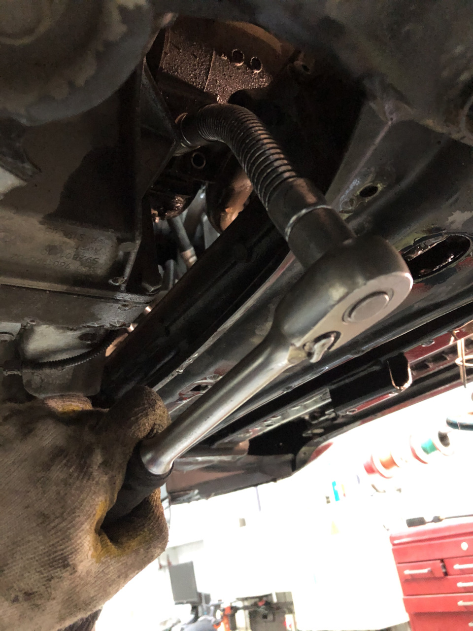 Замена электрической помпы, электрического термостата, крышки бачка ...