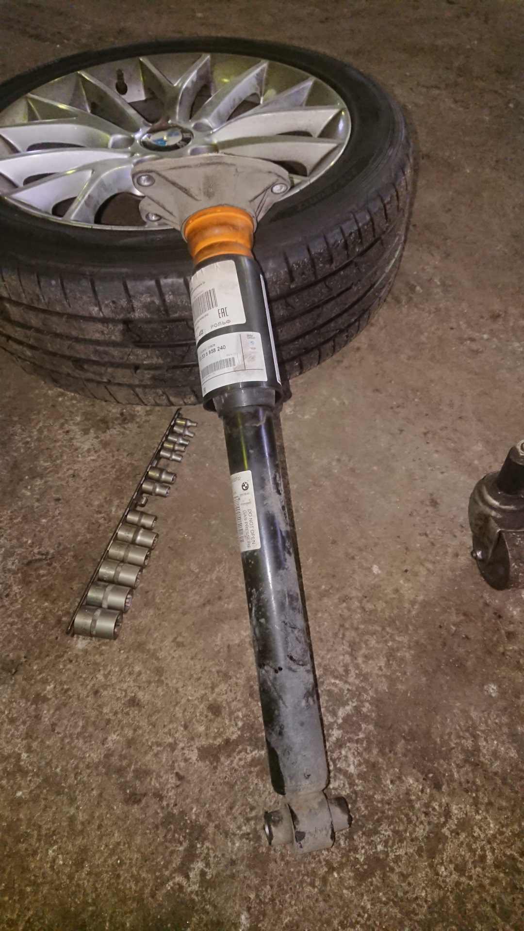 Замена пыльника заднего правого амортизатора — BMW 1 series (F20), 1,5 ...