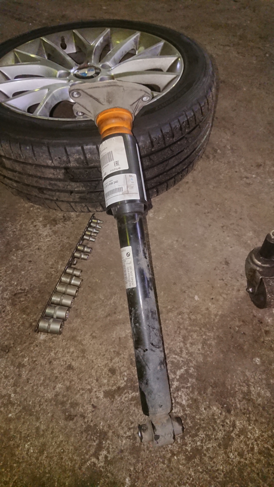 Замена пыльника заднего правого амортизатора — BMW 1 series (F20), 1,5 ...