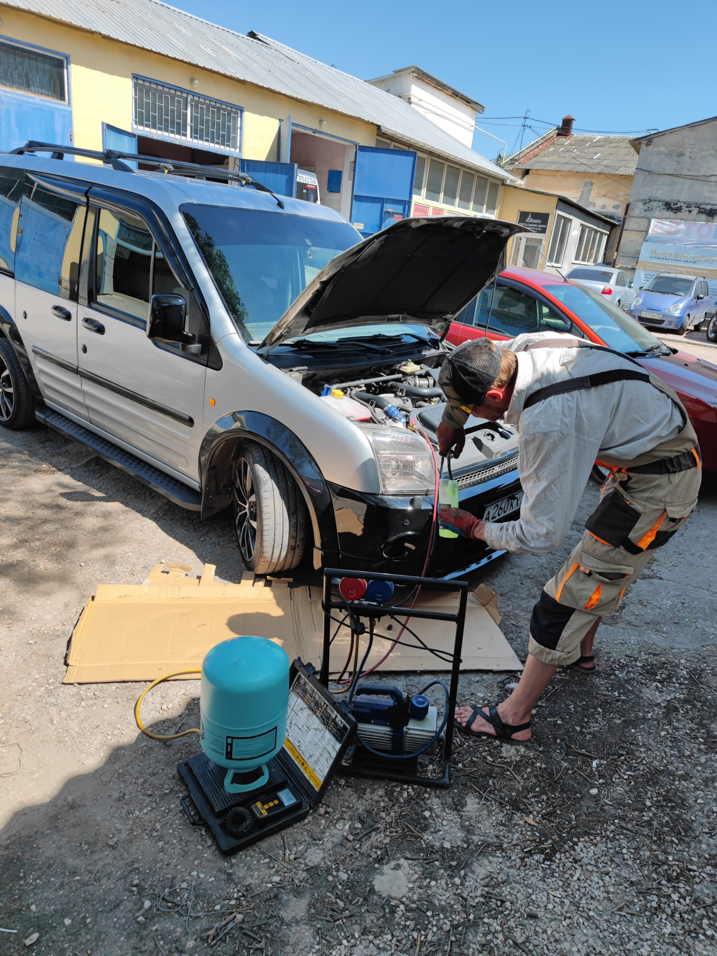 Заправка кондиционера и реостат управления вентилятором охлаждения ...