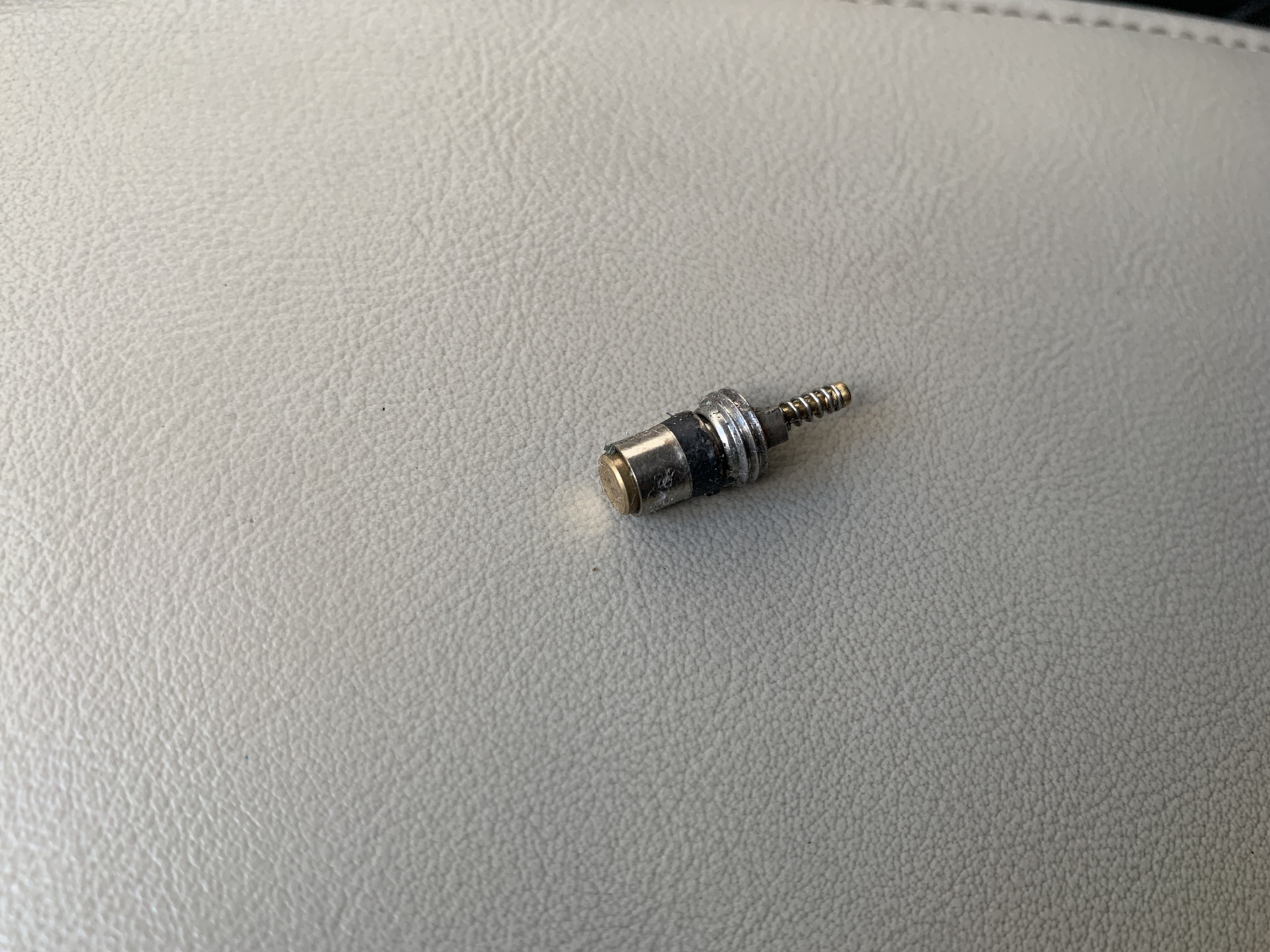 Утечка фреона — виноват клапан — Volvo XC70 III, 2,4 л, 2011 года ...