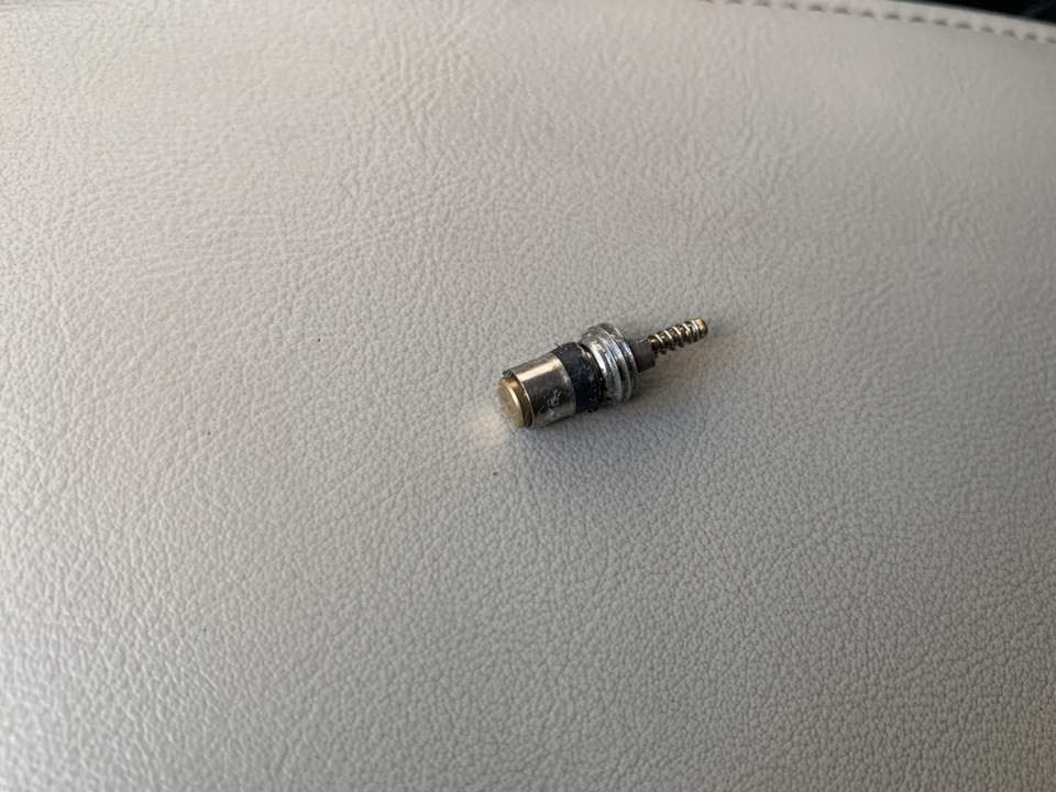 Утечка фреона — виноват клапан — Volvo XC70 III, 2,4 л, 2011 года ...