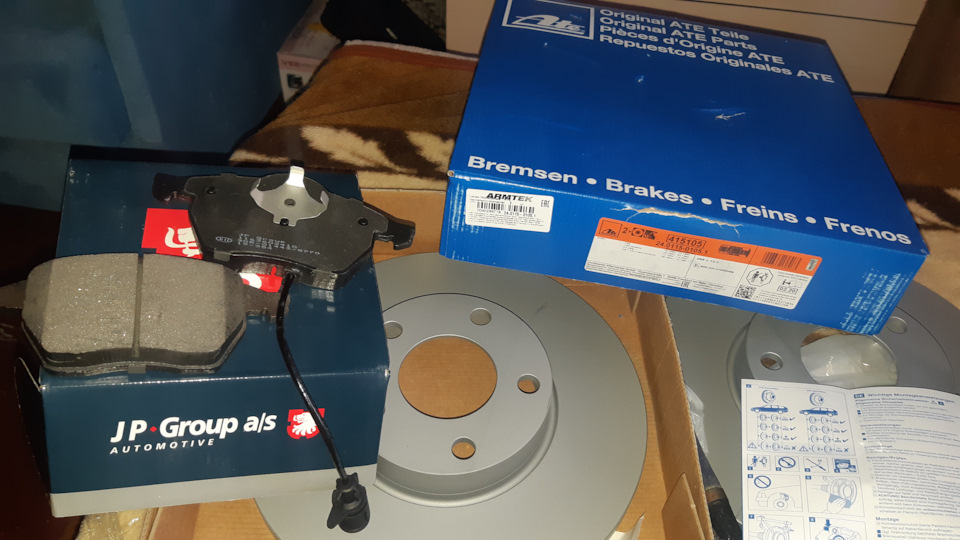 Тормозные диски и колодки передние — Audi 100 (C4), 2,3 л, 1992 года ...