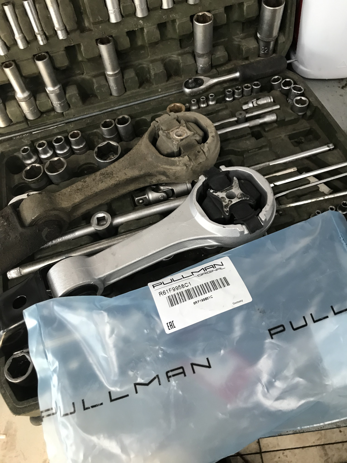 Замена подушки АКПП — Volkswagen Polo Sedan, 1,6 л, 2013 года | визит ...