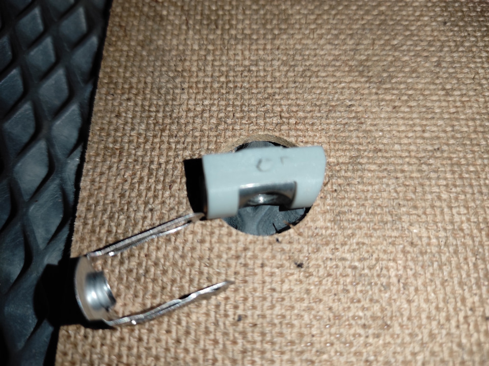 Сказ о защитных рейлингах на задних стеклах — Nissan NV200, 1,6 л, 2017 ...