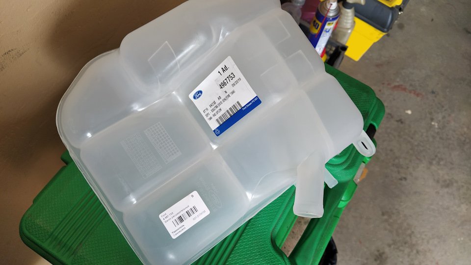 Треснул разшерительный бачок — Ford Focus Sedan I, 1,6 л, 2002 года ...