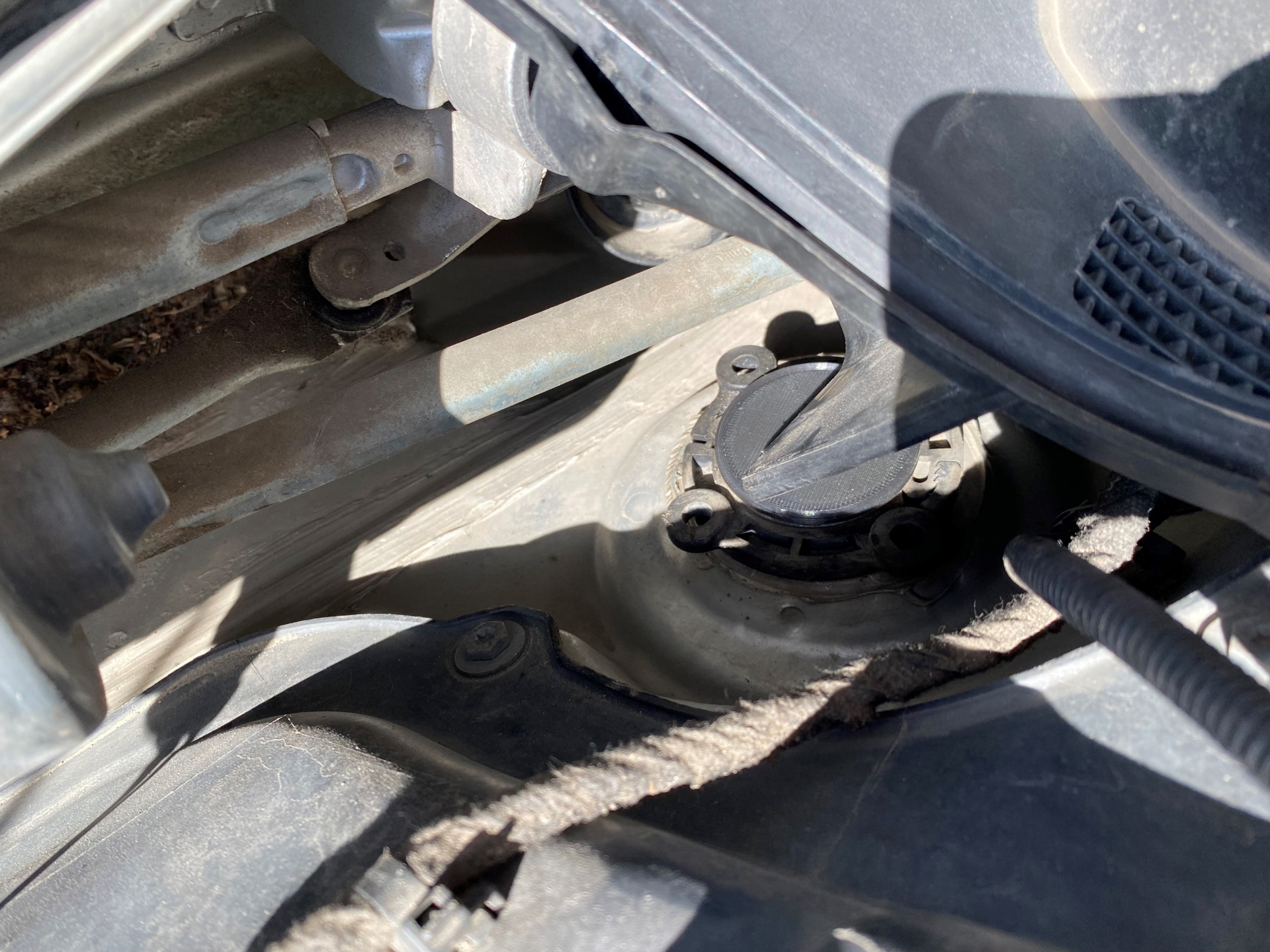 Заглушка опоры стойки — Opel Zafira B, 1,8 л, 2008 года | запчасти | DRIVE2