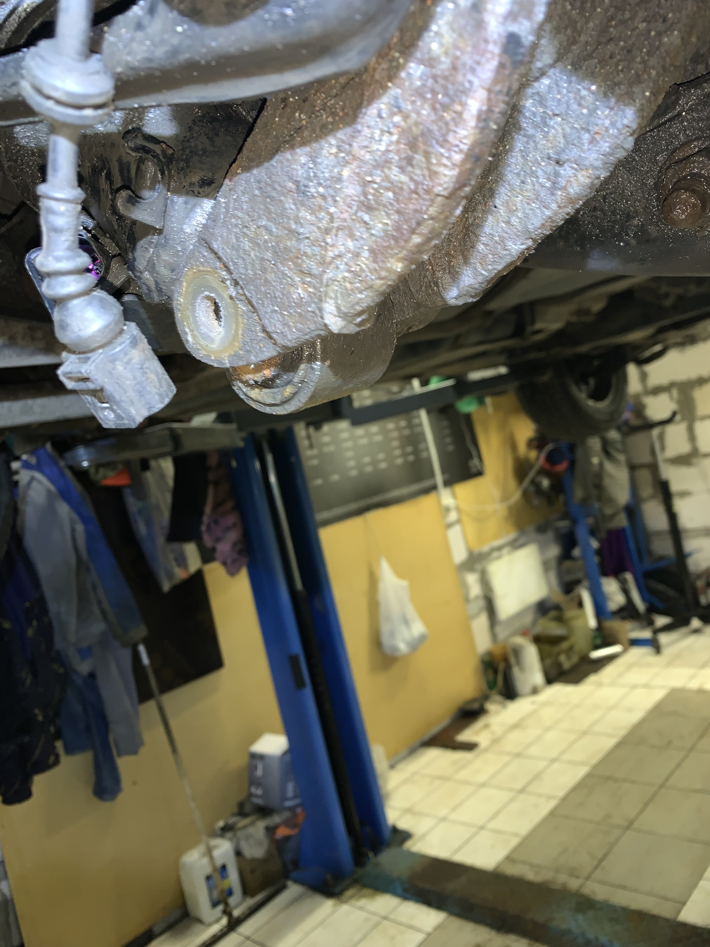 Замена клапана давления и уплотнительного кольца задней правой ...