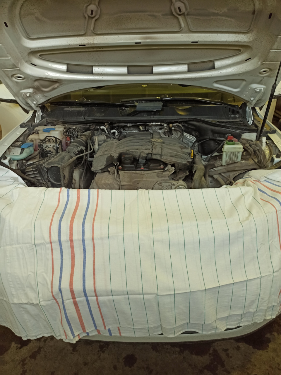 Замена маслоотделителя ВКГ — Volkswagen Touareg (2G), 3,6 л, 2012 года ...