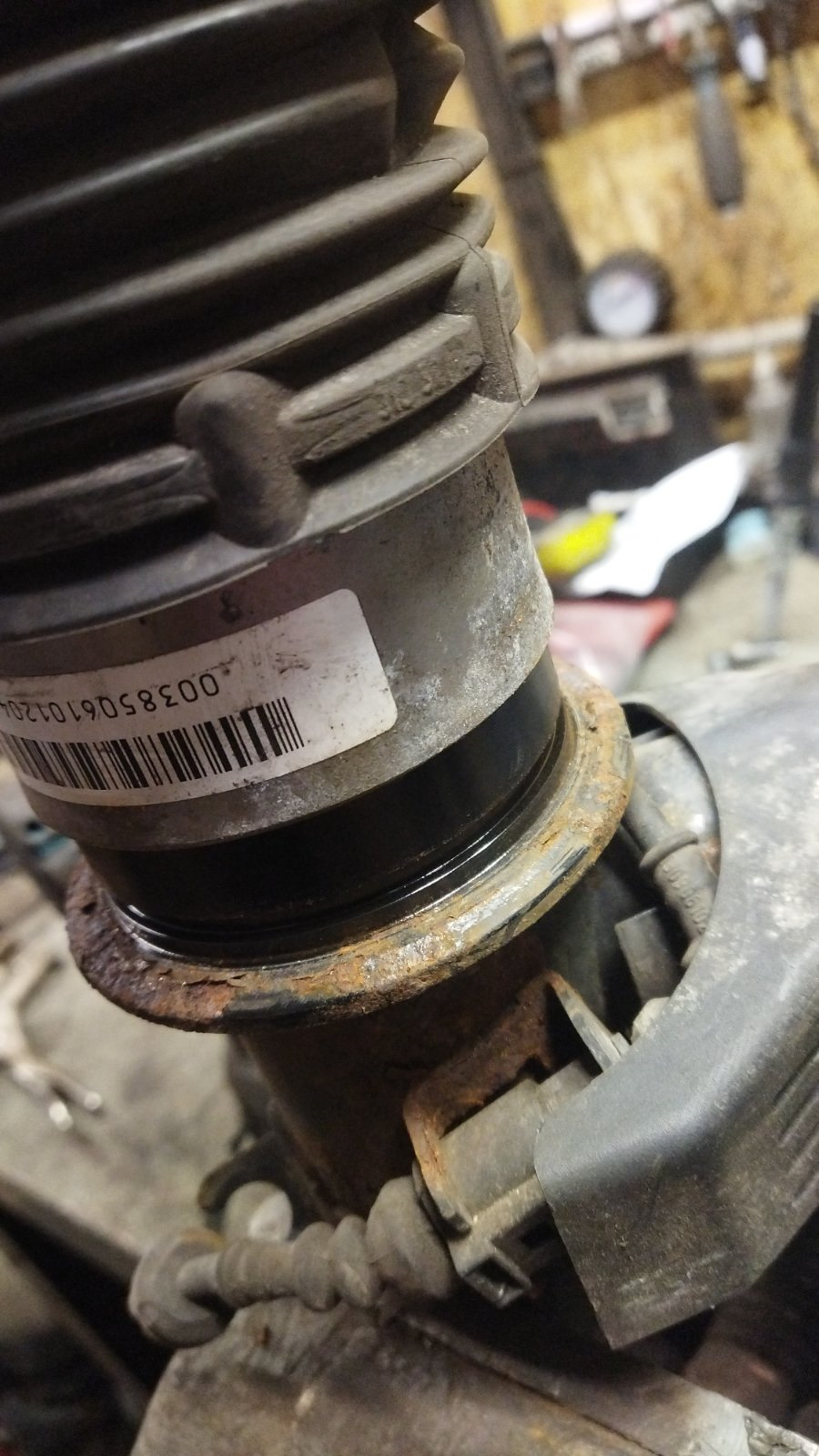 Замена задних пневмостоек, обслуживание тяг и немного по подвеске ...