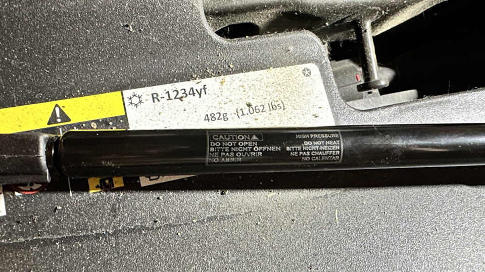 Замена упоров капота — Jeep Cherokee (KL), 3,2 л, 2016 года | запчасти ...