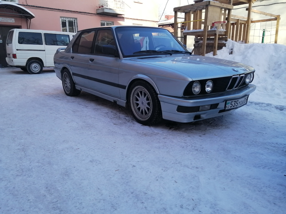 Просто не качественное фото — BMW 5 series (E28), 4,4 л, 1984 года | просто так | DRIVE2