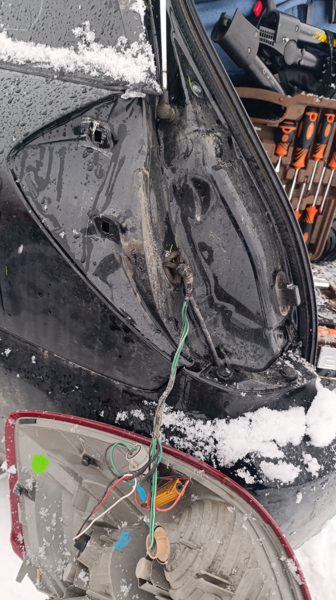 Клипсы заднего фонаря — Subaru Outback (BP), 2,5 л, 2008 года ...