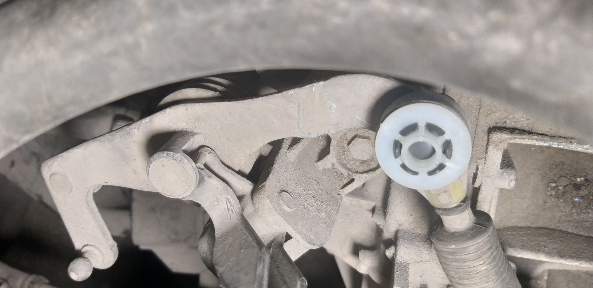 Фиксатор троса кпп — Renault Logan (2G), 1,6 л, 2018 года | расходники ...