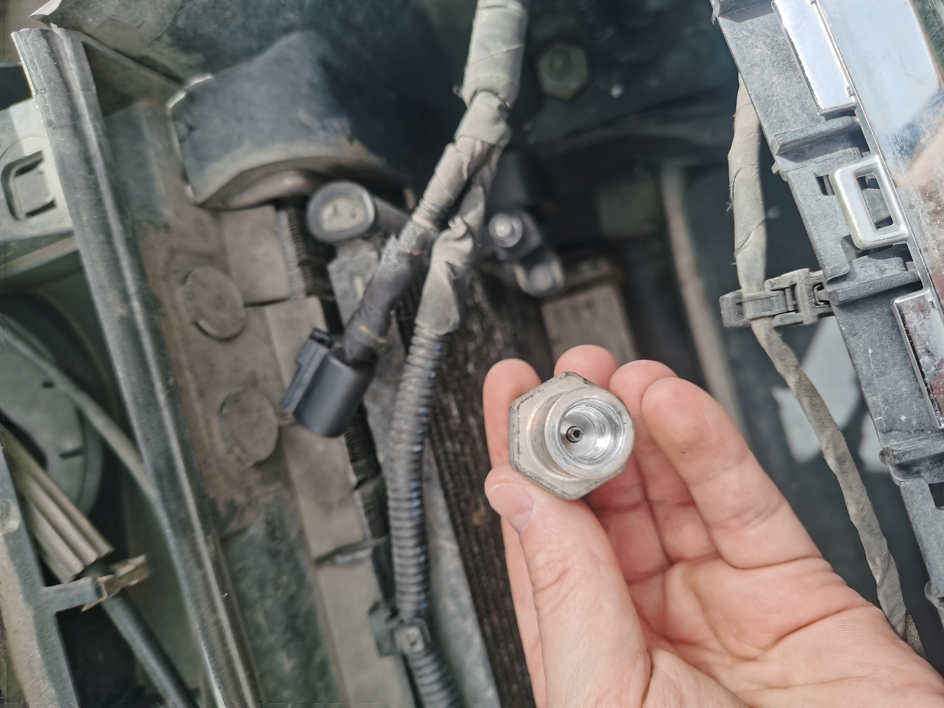 00256-Датчик давления и температура хладагента-G395 или перестал ...