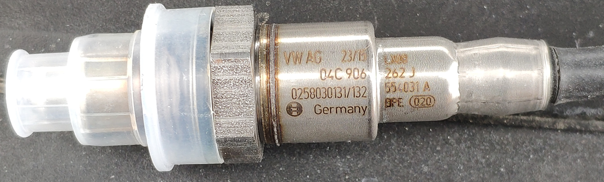 Замена 04C906262J или устанавливаем новый первый кислородный датчик ...