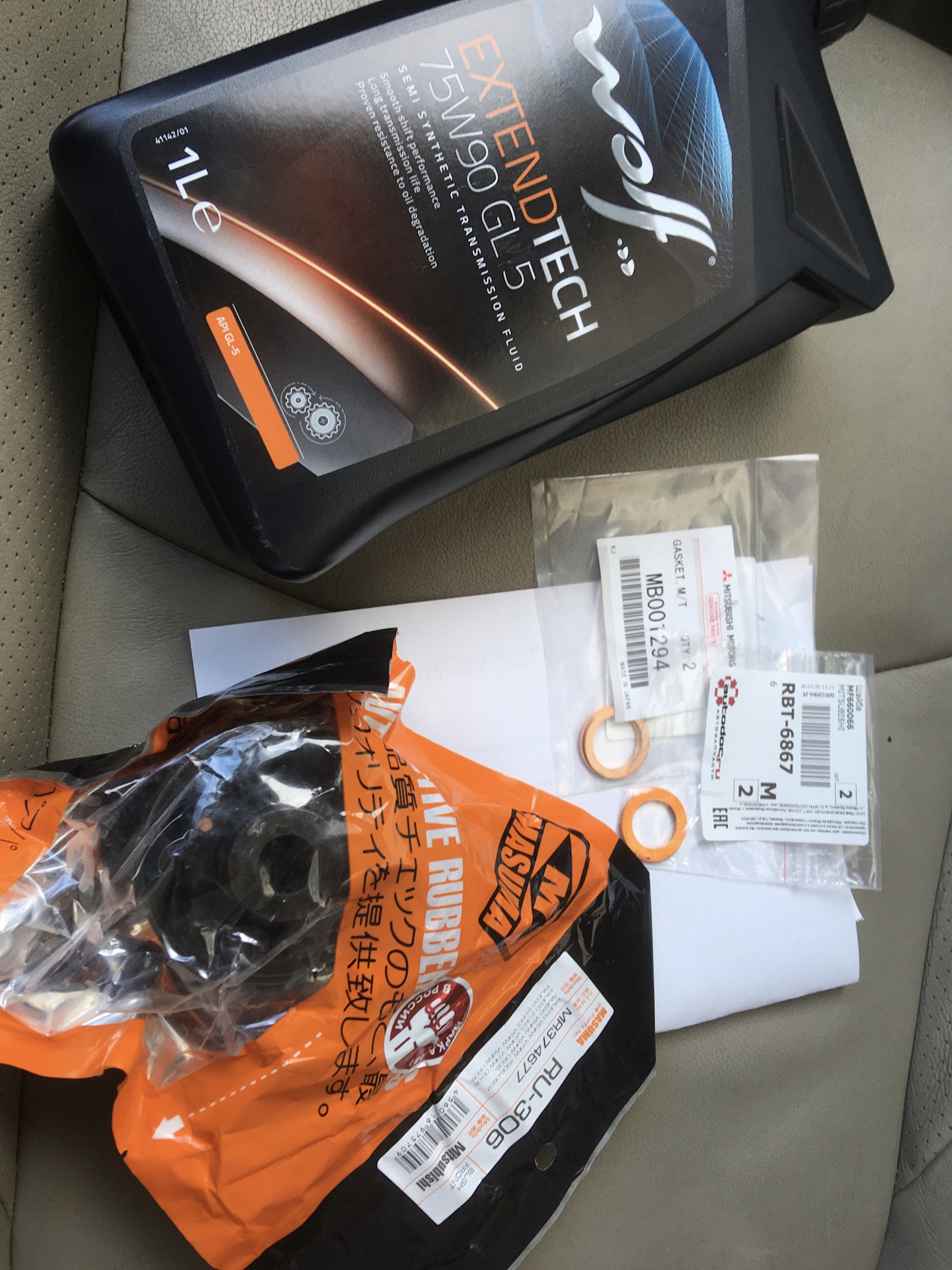 Масло, лампочки, инструмент — Mitsubishi Outlander XL, 3 л, 2008 года ...